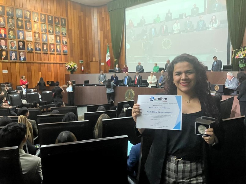 Egresada recibe reconocimiento a la Excelencia Académica AMFEM | Universidad Anáhuac Puebla